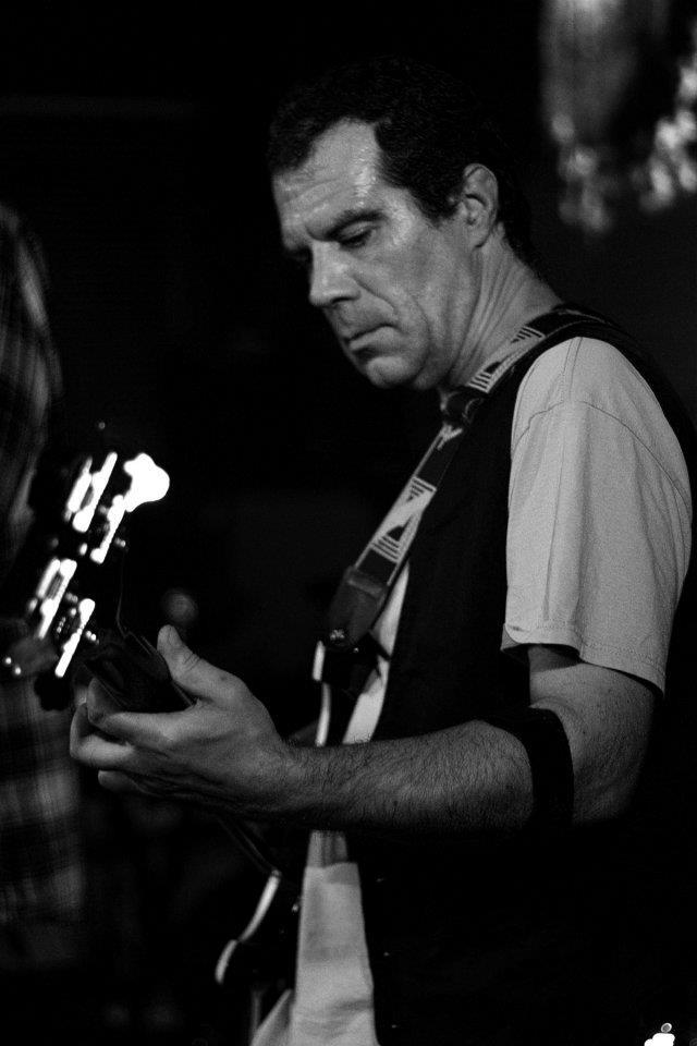 Carlos al bajo - Imperial Flea Circus